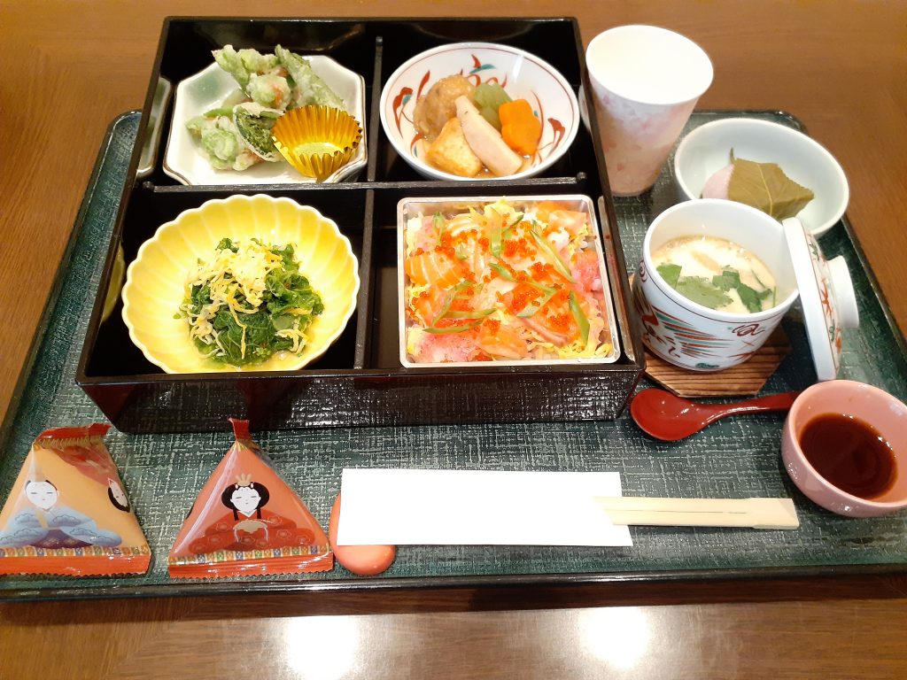こちらのお料理はひな祭りの日にご入居者さまへご提供した松花堂♪ 【エレガリオ神戸】神戸市内の介護付き有料老人ホーム
